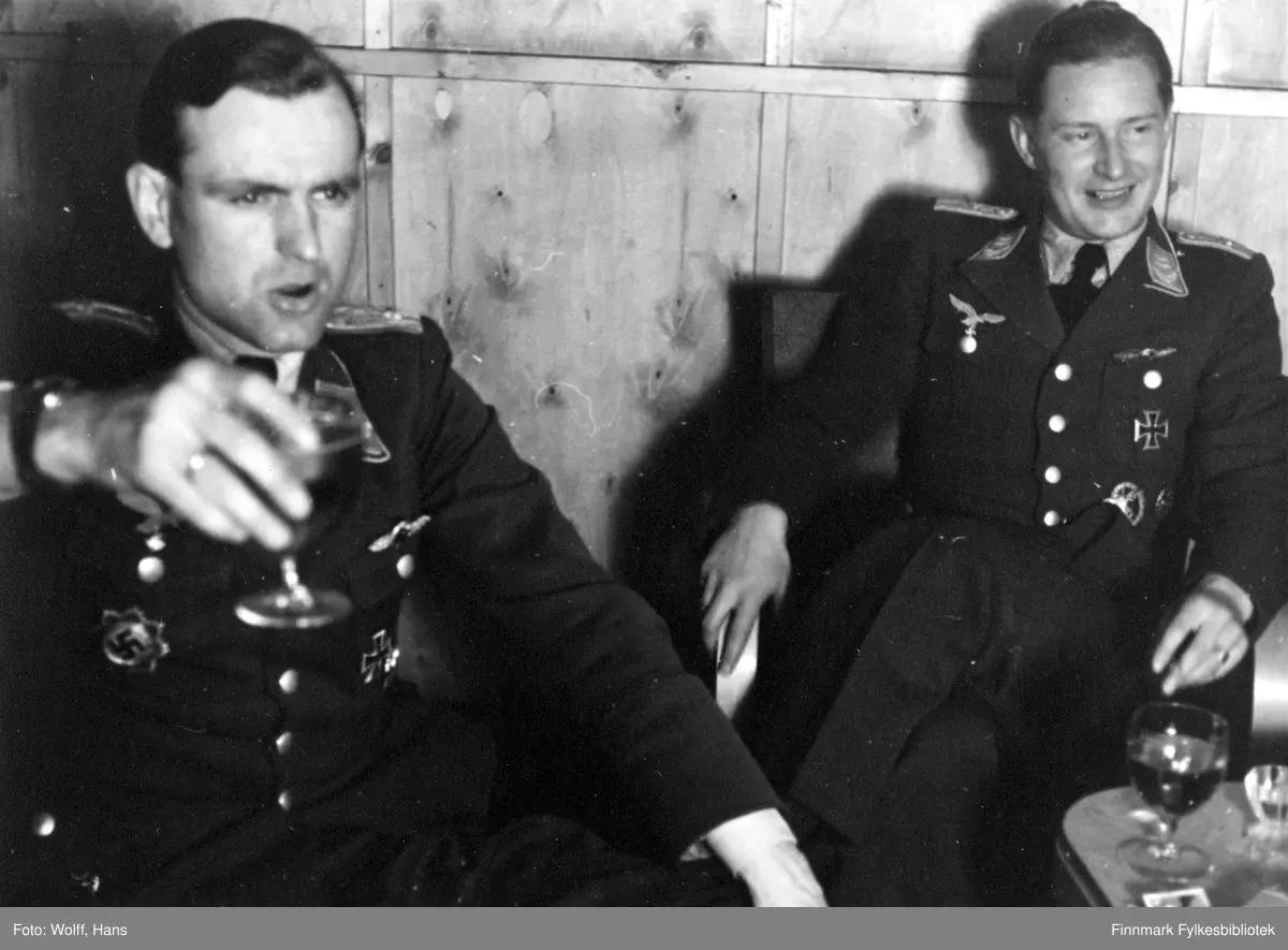 Fest ved Flygeleder Nord (Øst) i Strømsbukt i 1943. Trolig i anledning ...