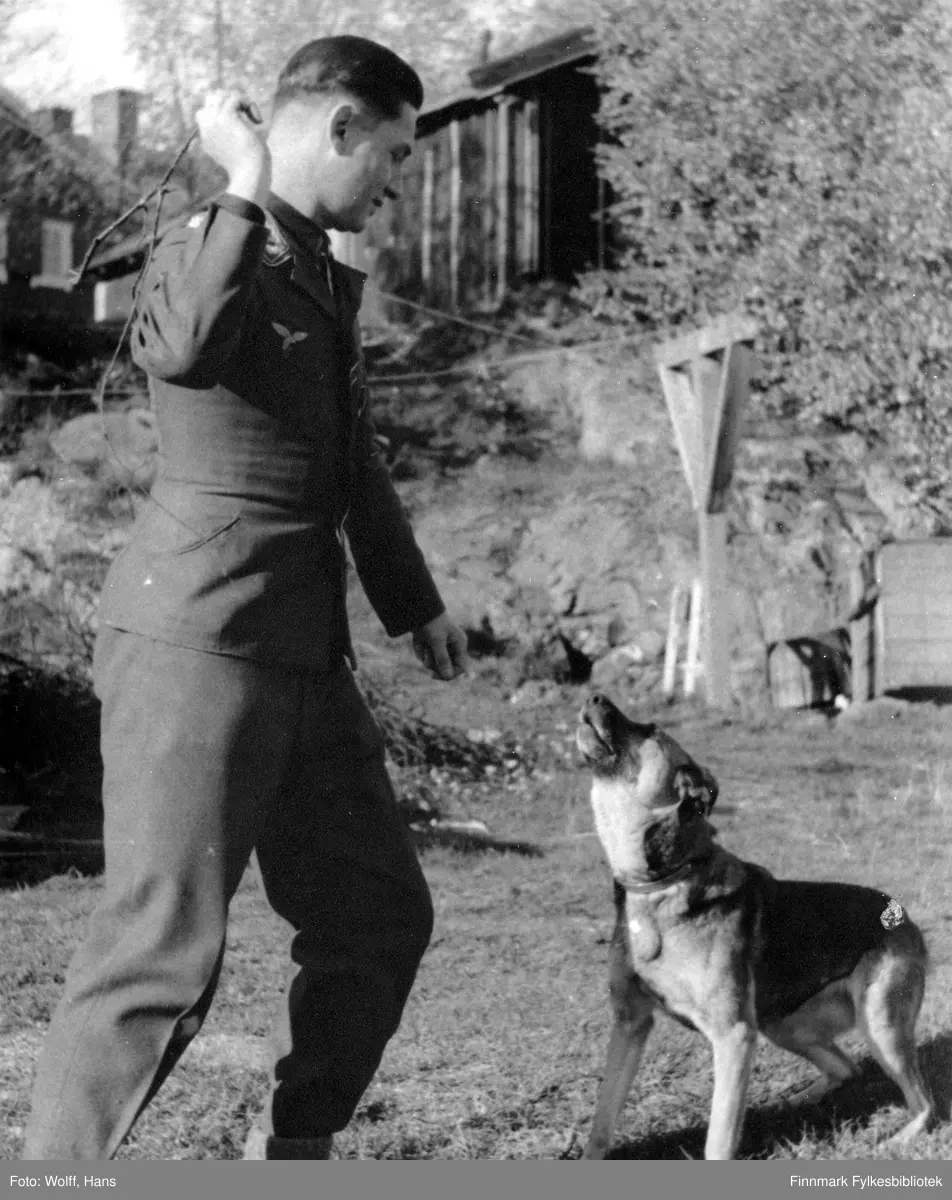 Stabssjef (Ia) ved Flygeleder Nord (Øst) major Hans Wolff med sin ...