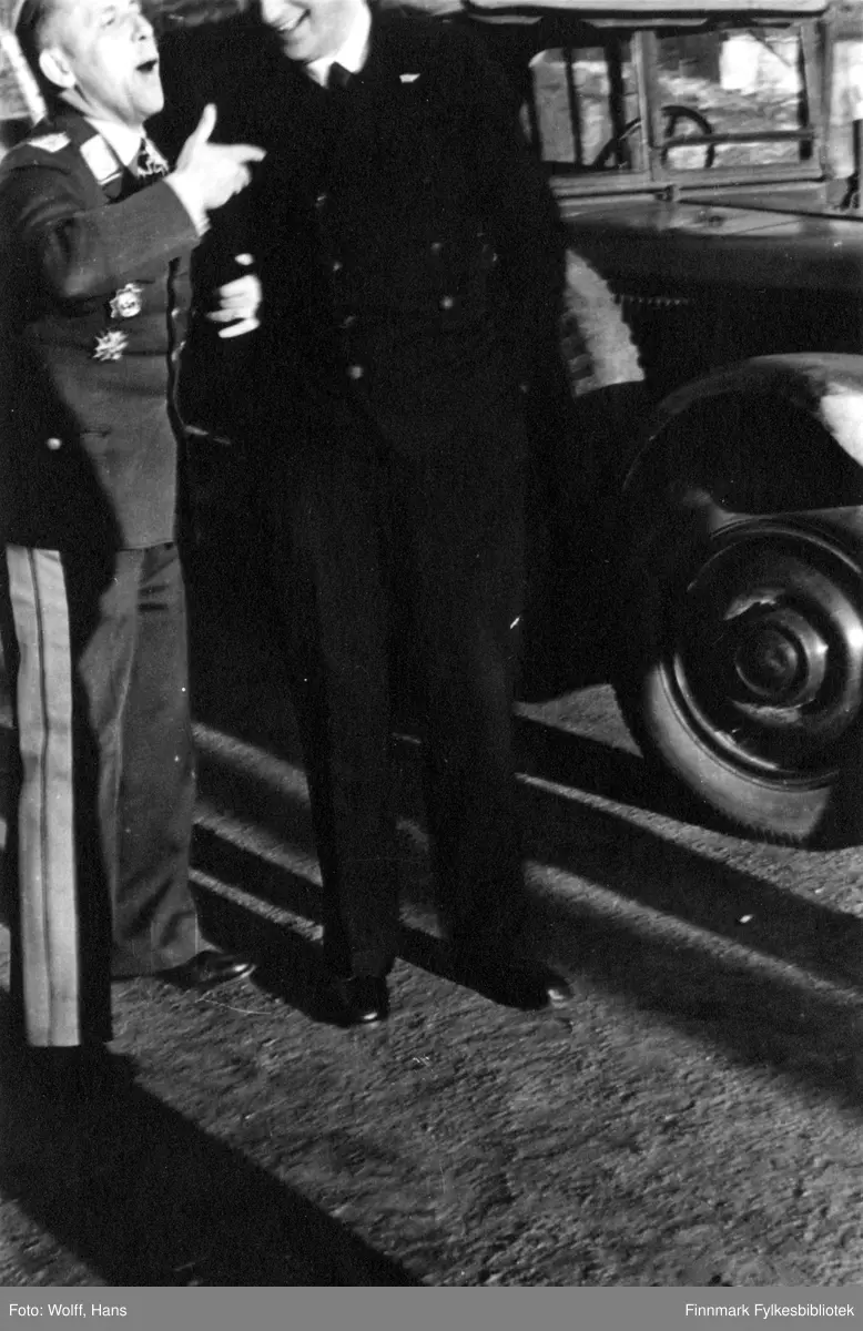 Flygeleder Nord (Øst) generalmajor Alexander Holle sammen med en mann i ...