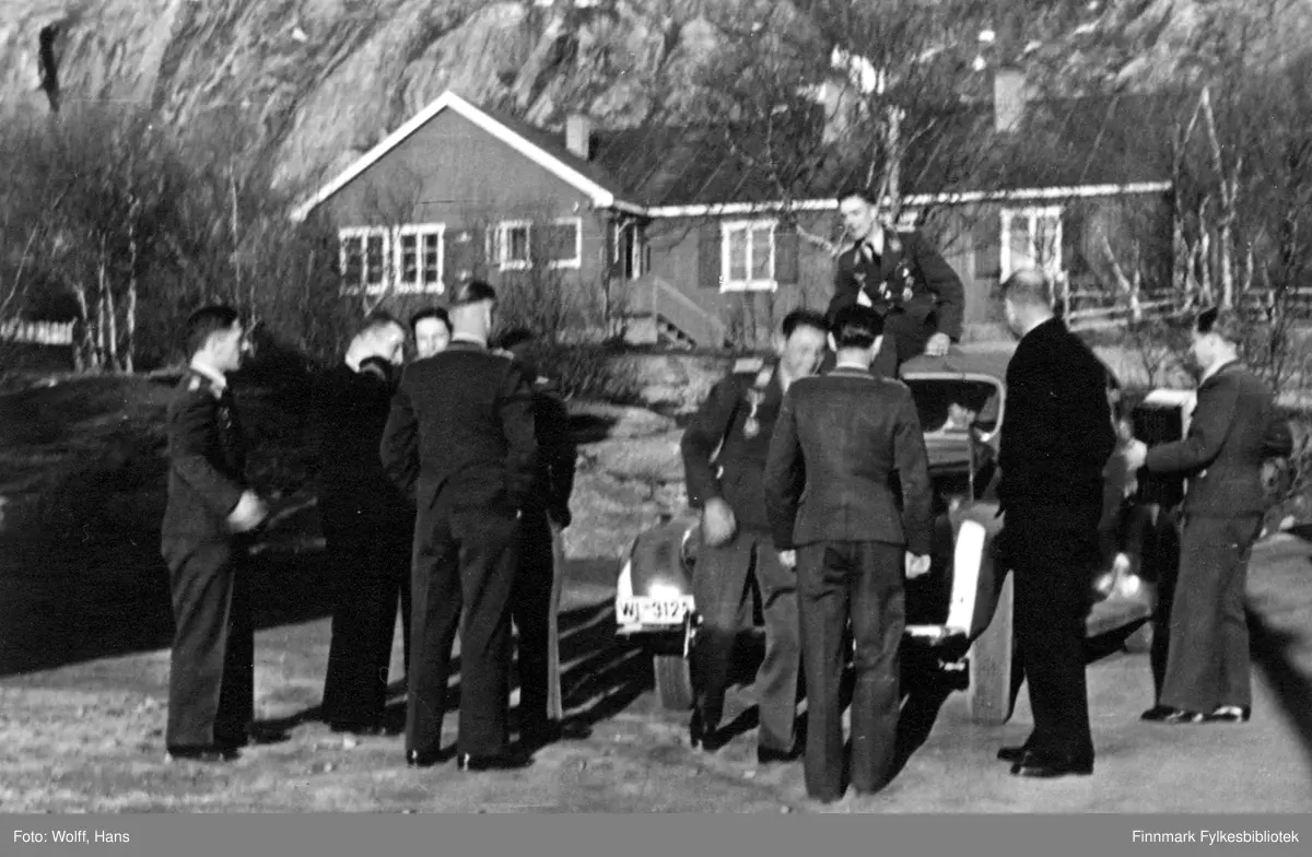 Flygeleder Nord (Øst) generalmajor Alexander Holle sammen med en gruppe ...