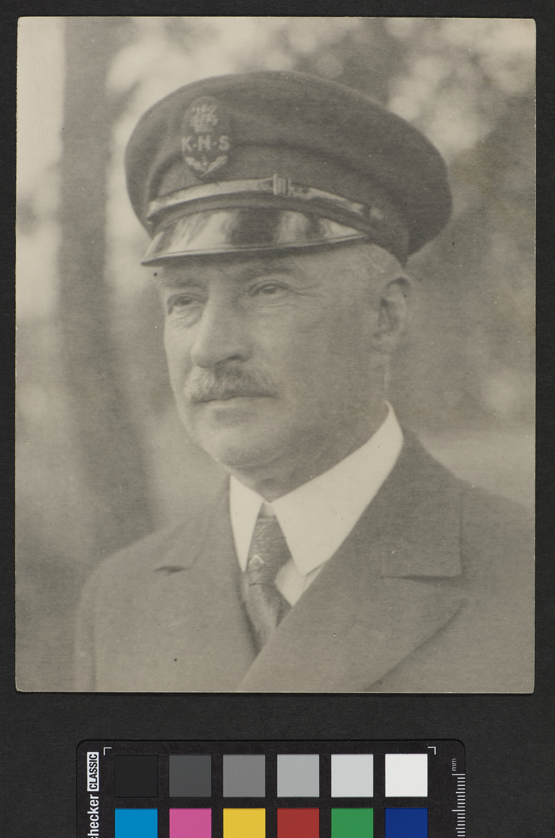 Portrett av en mann med bart, kledd i uniform. På uniformsluen står det KNS. -Preus museum ...