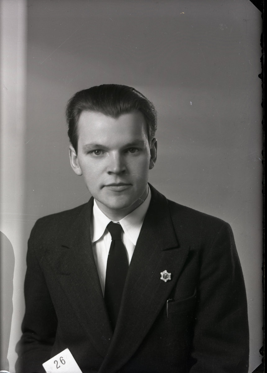 Portrett av Magnus Wærstad Elev ved Telemark Landbruksskole Han holder ...