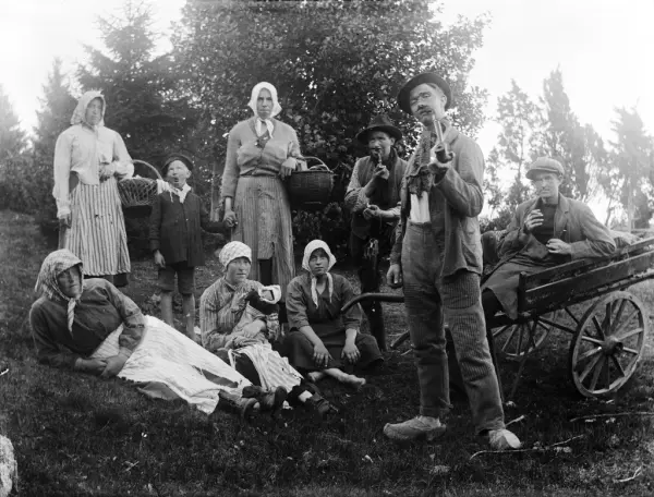Dals Rostock. Sittande fr. v. Anna Andersson, Hulda Kronstrand och ...