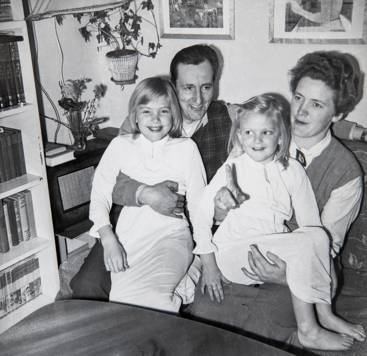 Familien Heggen. Far Helge Heggen med datter Gro Heggen på fanget. Mor ...