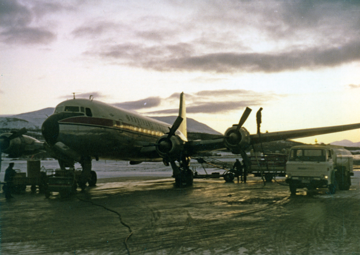 Braathens DC-6B på Tromsø flyplass, Langnes, på tur til Svalbard ...