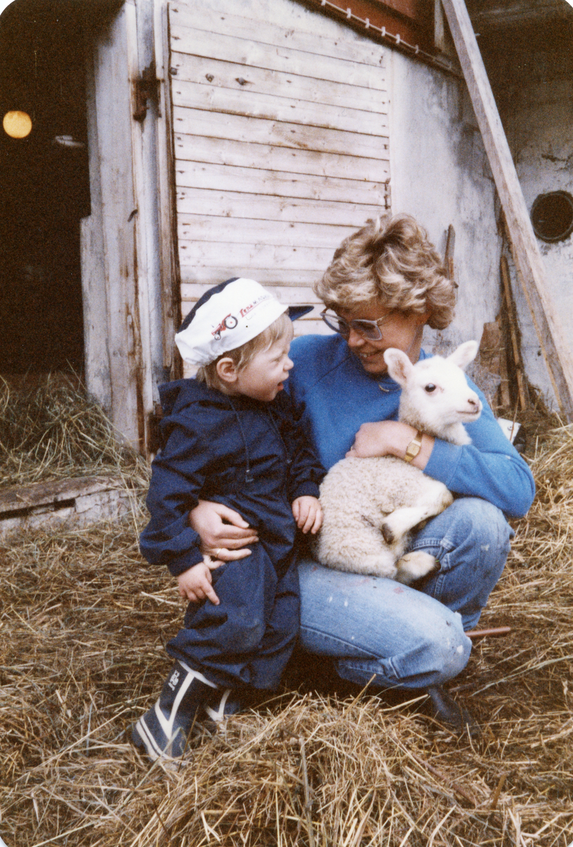Aud Ingrid Tveit saman med sonen Per -Valdres Folkemuseum / DigitaltMuseum
