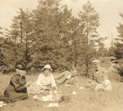 Text på baksidan.På Vallarna Falkenberg juli 1920. Förvärv från Anna ...