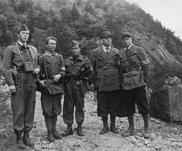 Norsk personell har tatta over en tysk radarstasjon og 88-mm anti ...