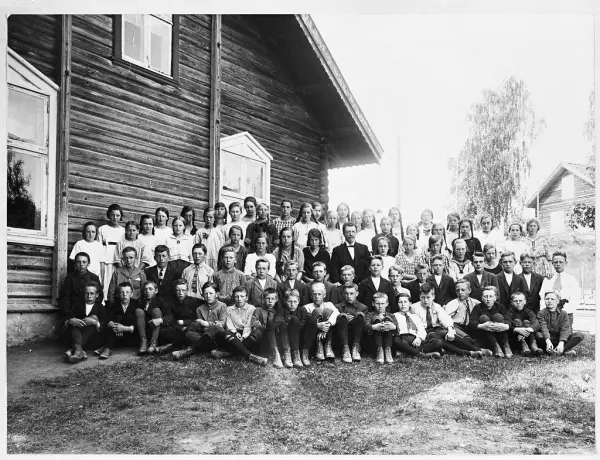 Konfirmanter i Balke sogn 1923 sammen med sin prest Martin Olsen ...