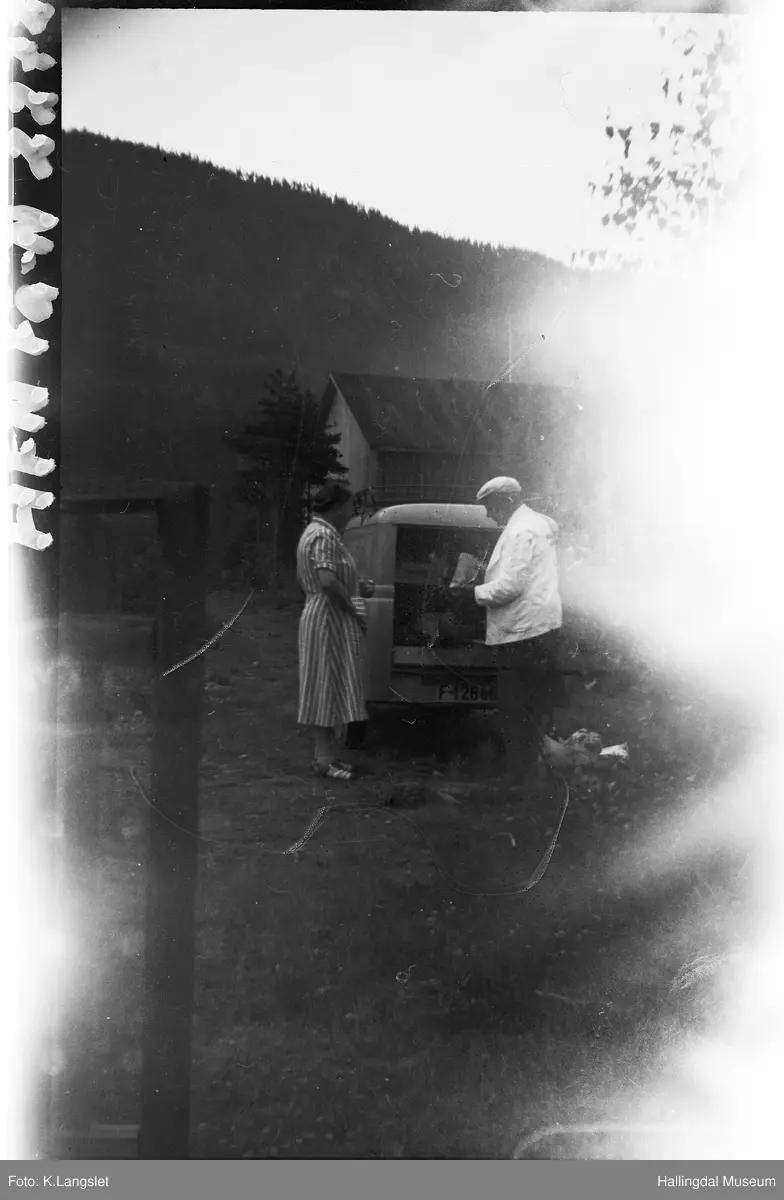 Alma Langslet og Søren Bråten ved fiskebilen. -Hallingdal museum ...