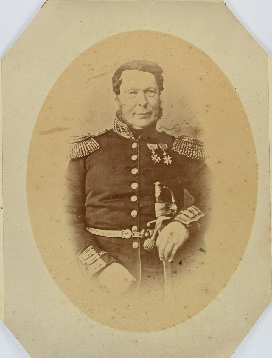 Portrett av mann i uniform. -Gamle Bergen Museum / DigitaltMuseum