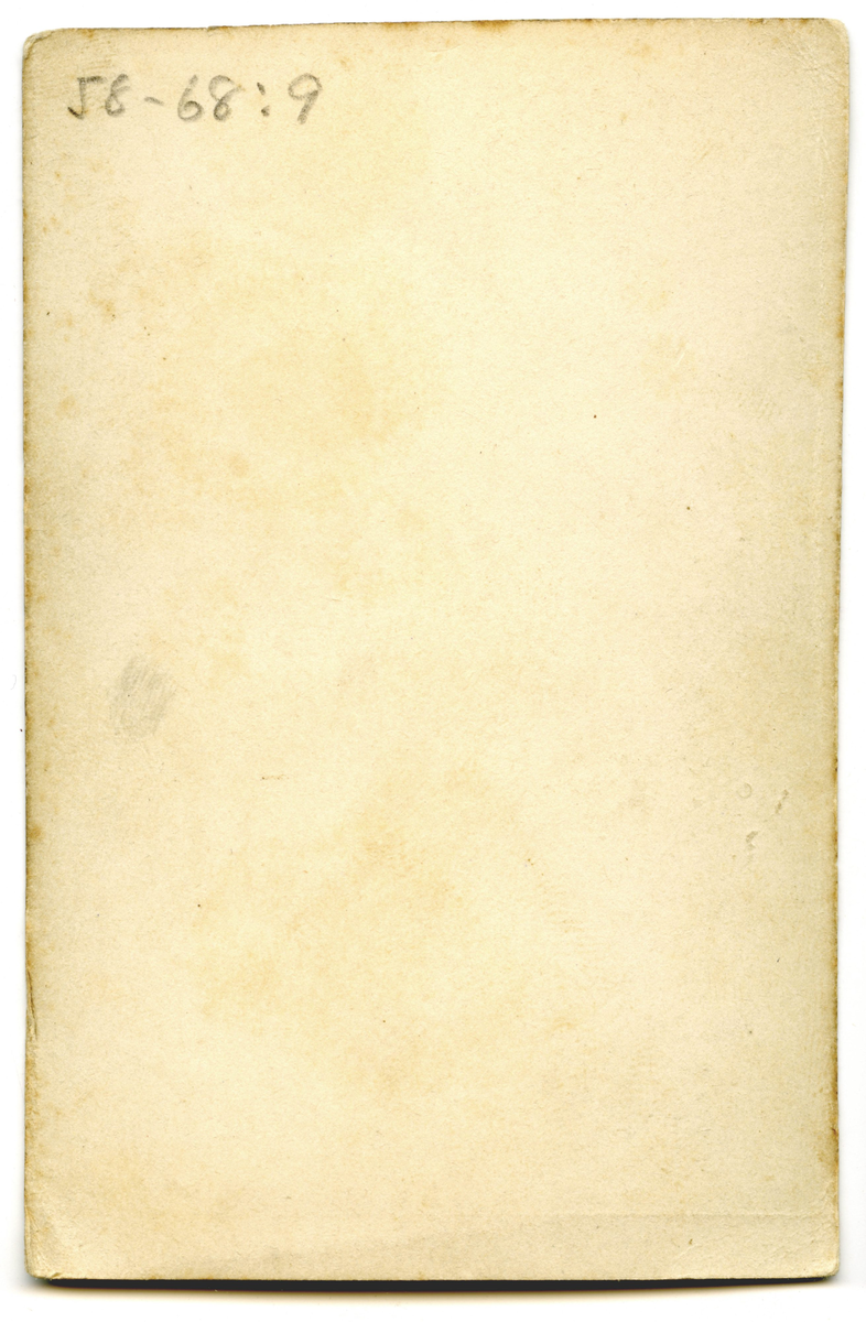 Porträtt på en man med en käpp i handen. -Jönköpings läns museum ...