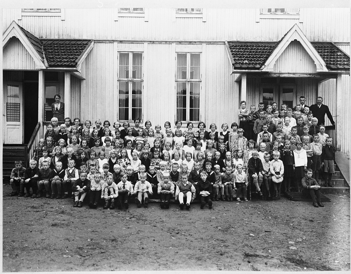 Bilde av elever og lærere ved Bjørnsgård skole i 1935. I arkivet er ...