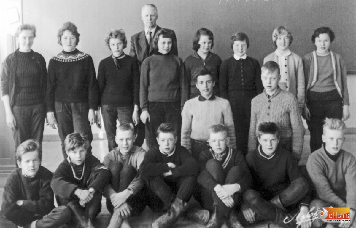 Klass 7 Rengsjö Kyrkskola 1958. Främre raden från vänster; Stig Lundin ...