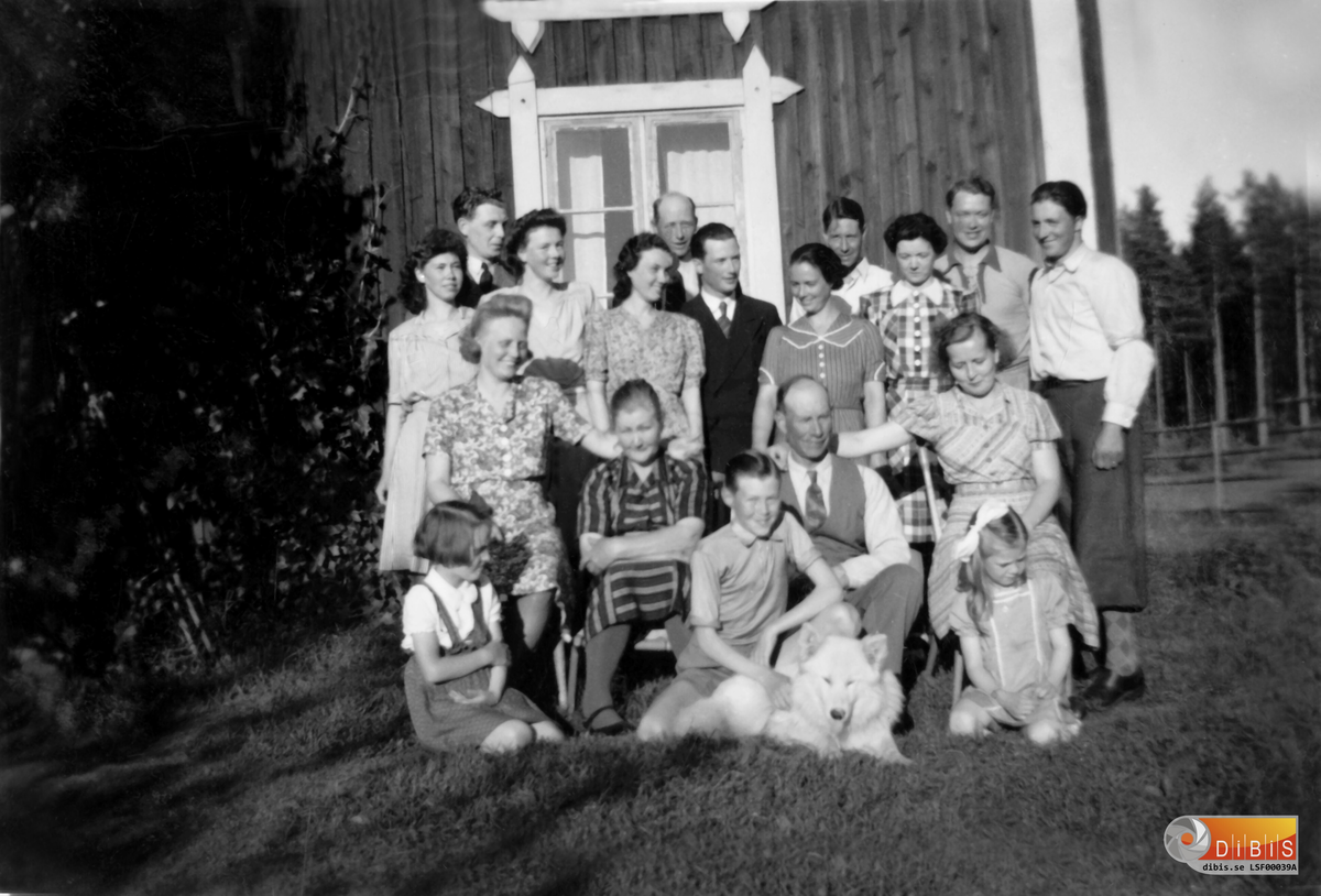 Barnen på främre raden från vänster: 1. Sonja Strandberg 2. Sixten ...